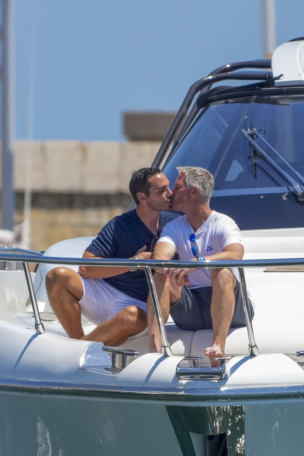 Irmão do também ex-piloto Michael Schumacher troca beijos com o marido ...