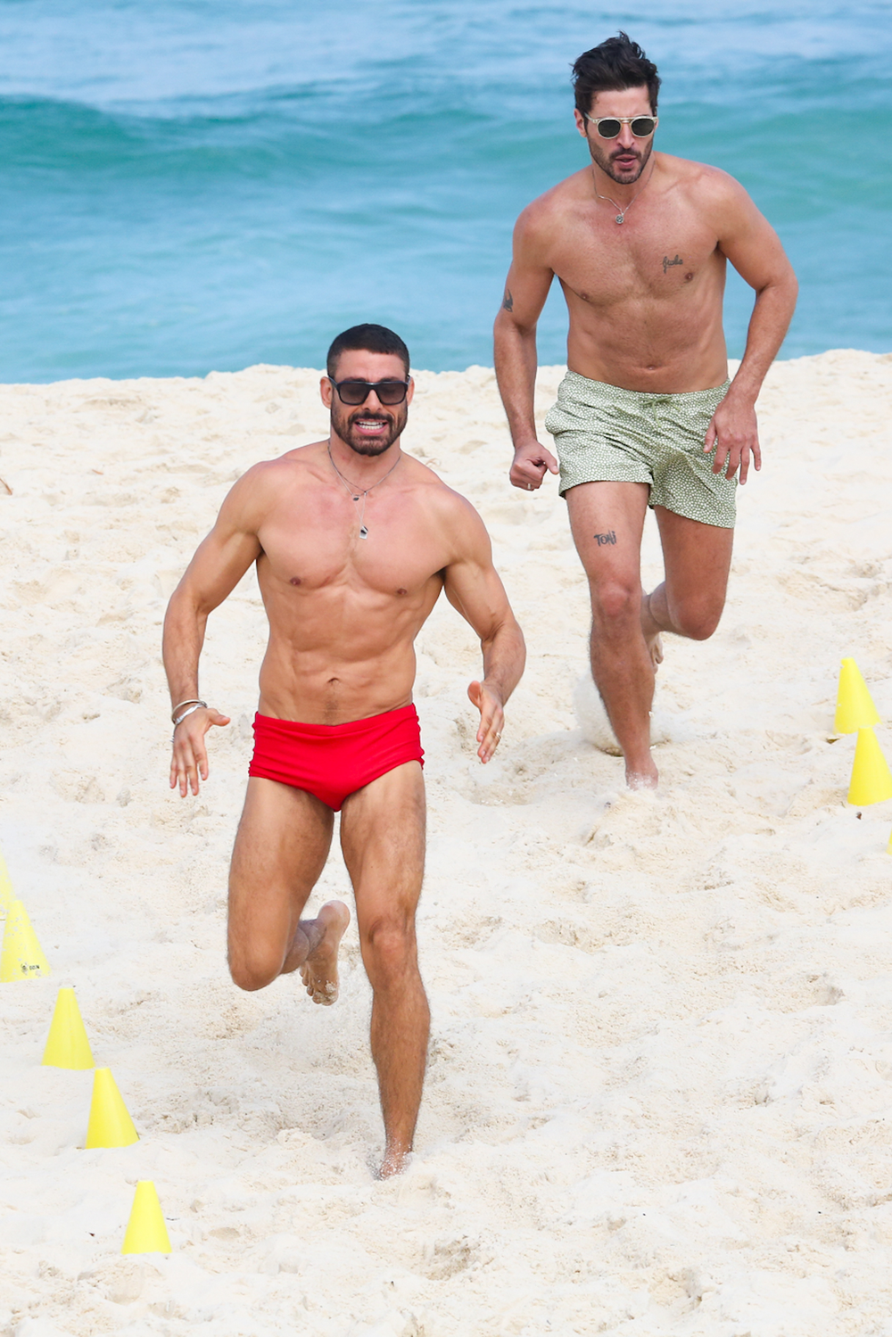 De sunga, Cauã Reymond encara o frio para gravar cenas de 'Vale Tudo' com Leandro Lima; fotos