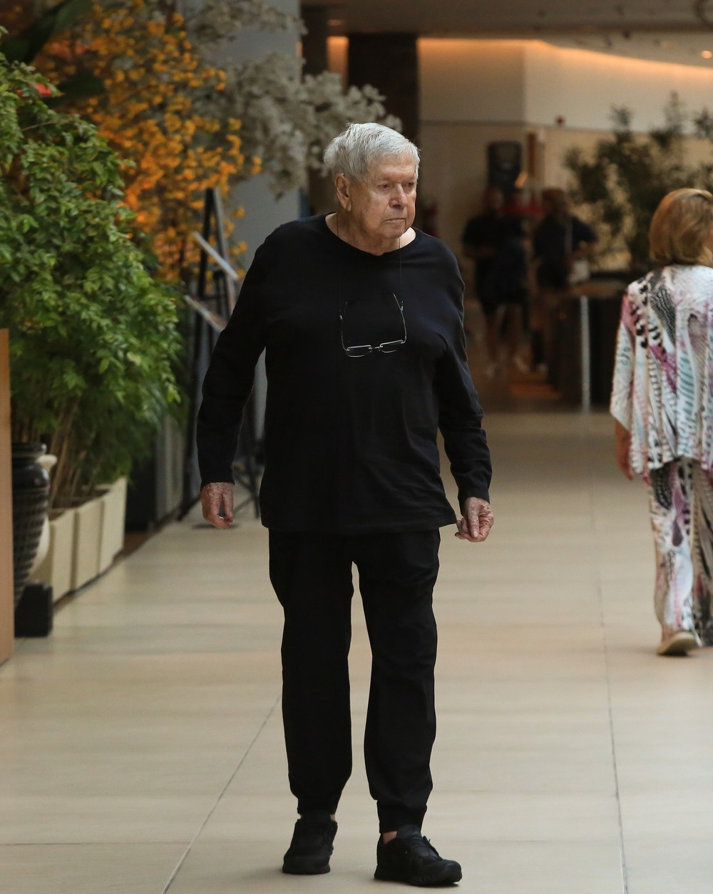 Boni faz aparição rara com a mulher e o filho caçula em passeio; confira