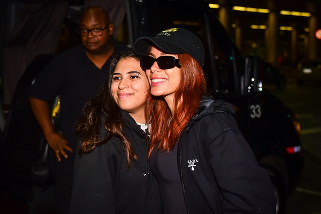 Anitta desembarca em São Paulo e atende fãs no aeroporto