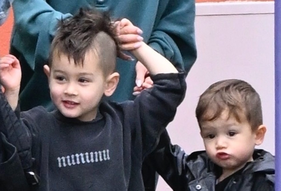 Filhos de Macaulay Culkin e Brenda Song dão show de fofura em passeio