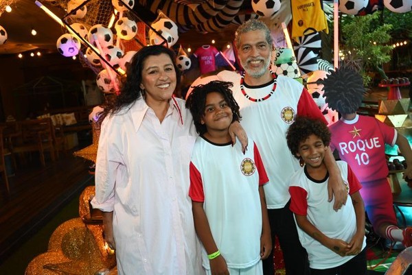 Regina Casé comemora dez anos de seu caçula, Roque, com festa no Rio