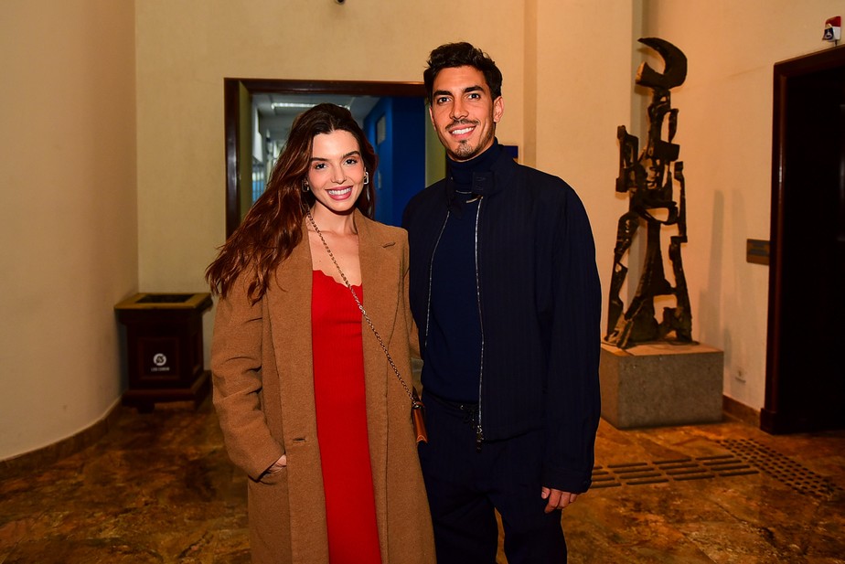 Giovanna Lancellotti e namorado esquentam noite fria de SP com beijo