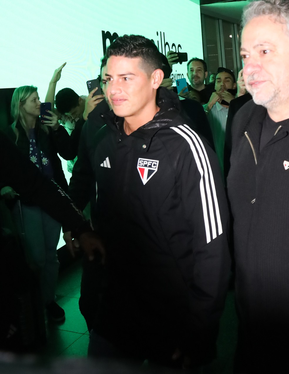 James Rodríguez causa tumulto ao desembarcar no Brasil