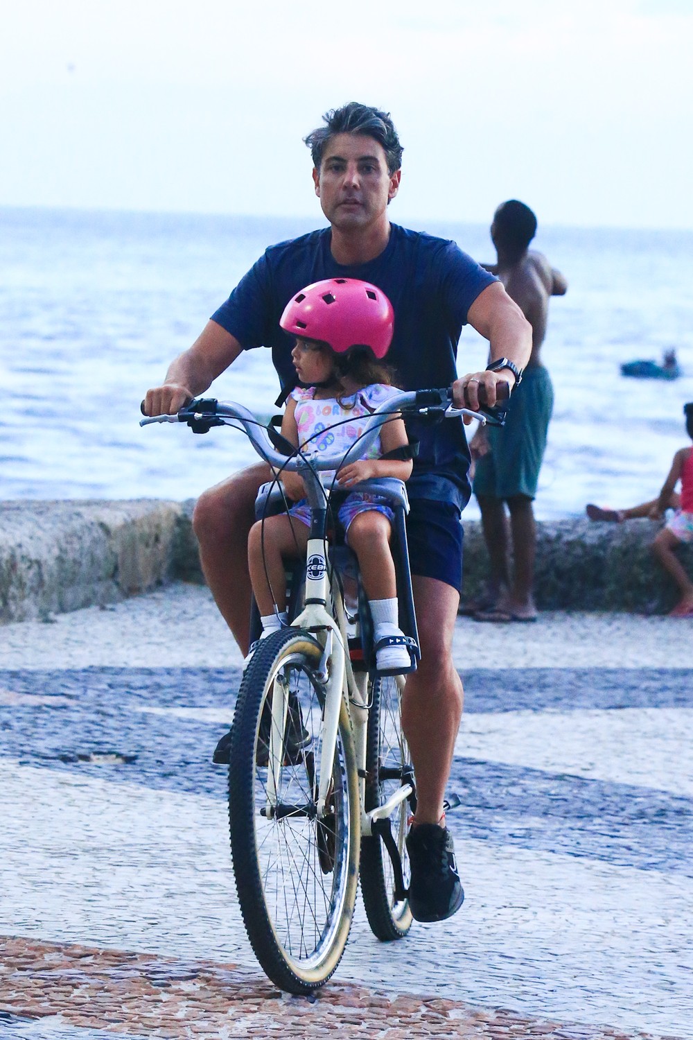 Bruno De Luca passeia de bicicleta com a filha, Aurora, no Rio