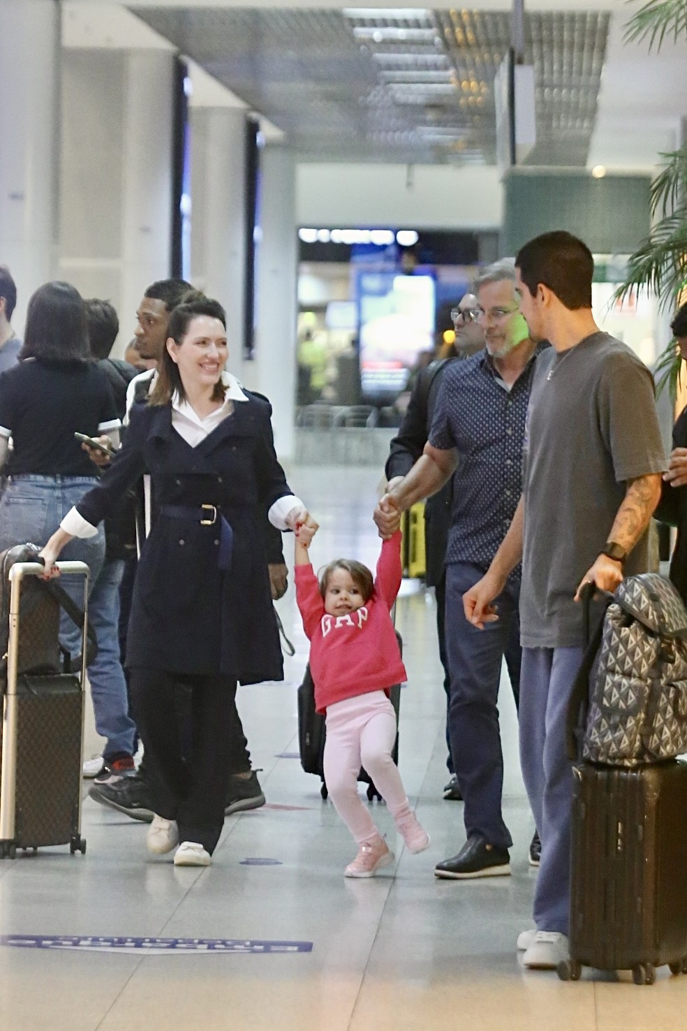 Edson Celulari embarca com os filhos Enzo e Chiara, e a esposa