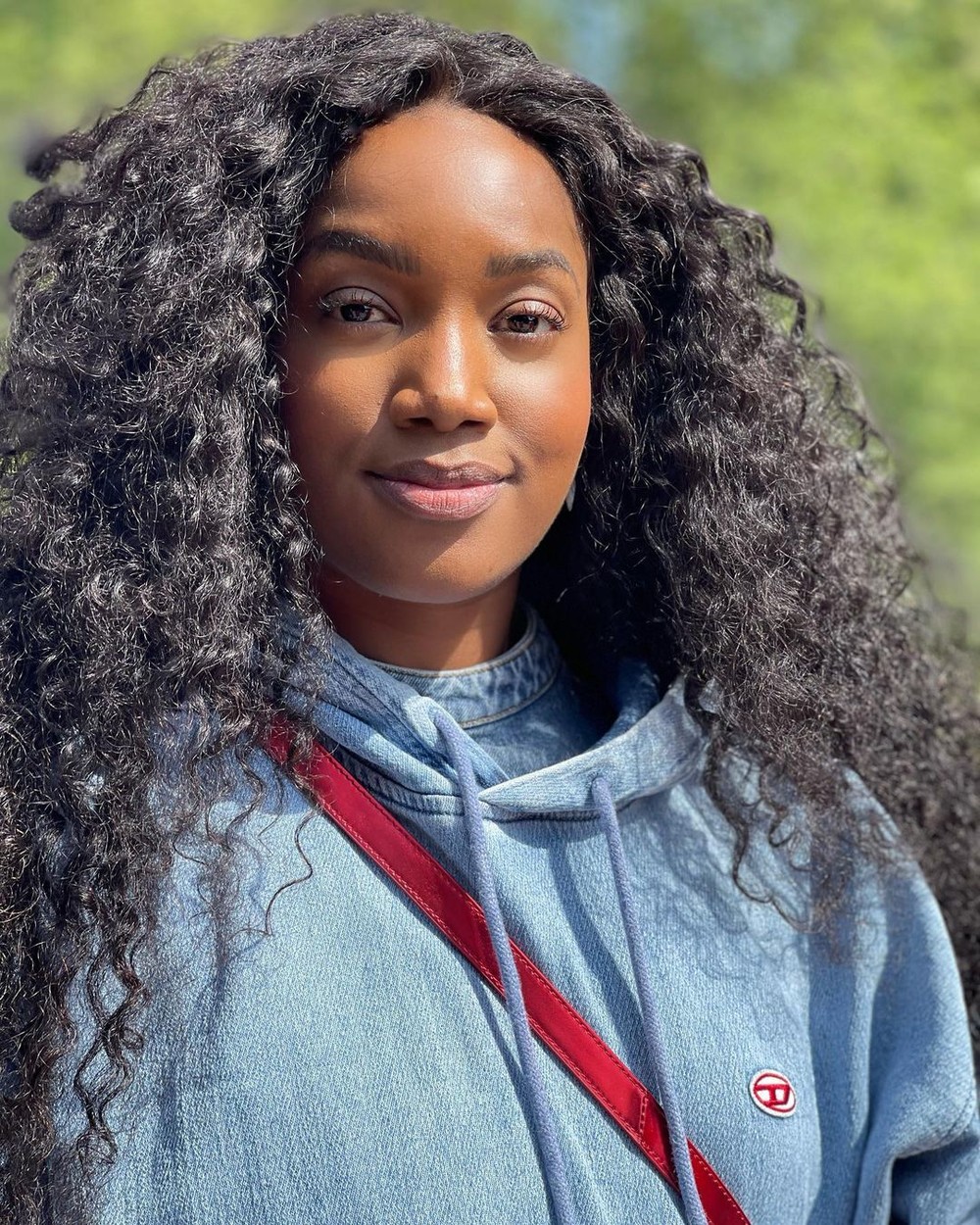 IZA posa com look all jeans em parque de Londres, e ganha chuva de elogios