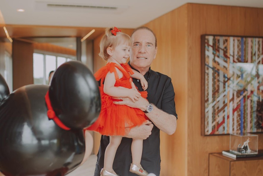 Em tratamento contra câncer, Roberto Justus mostra novo visual ao ...