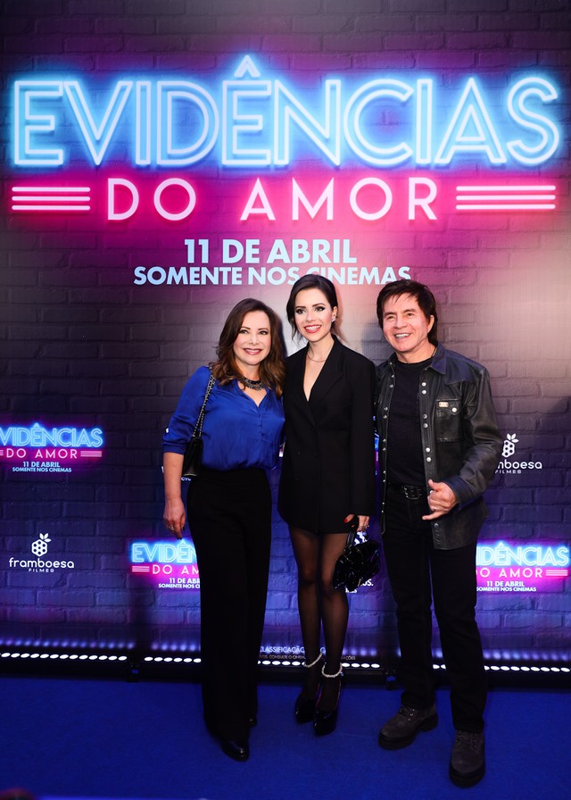 Sandy aposta em look com transparência nas pernas para pré-estreia de filme