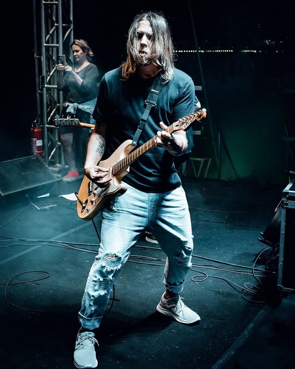 Aos 57 anos, Vinny, do hit 'Mexe a Cadeira', concilia música com ...