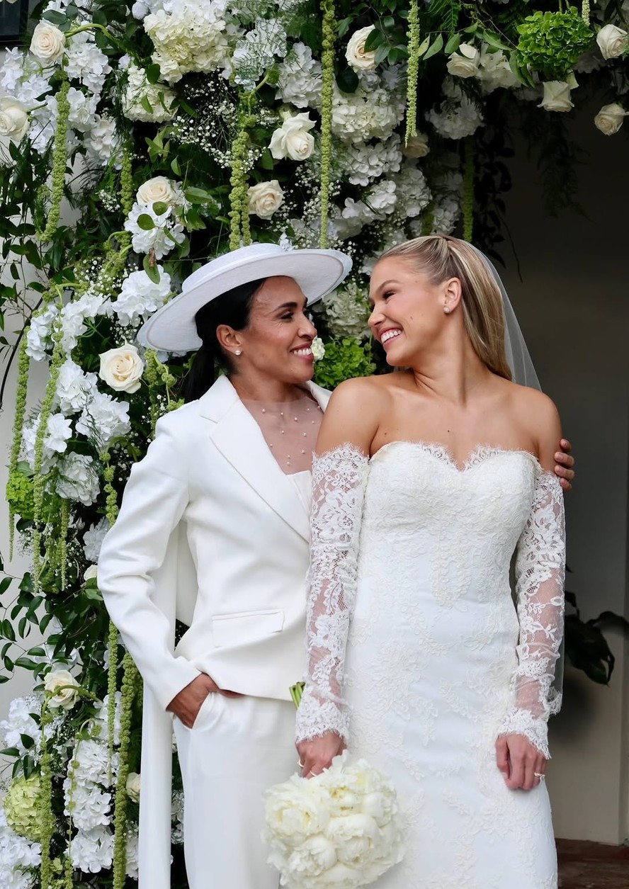 Jogadora Marta se casa de forma intimista com Carrie Lawrence nos EUA ...