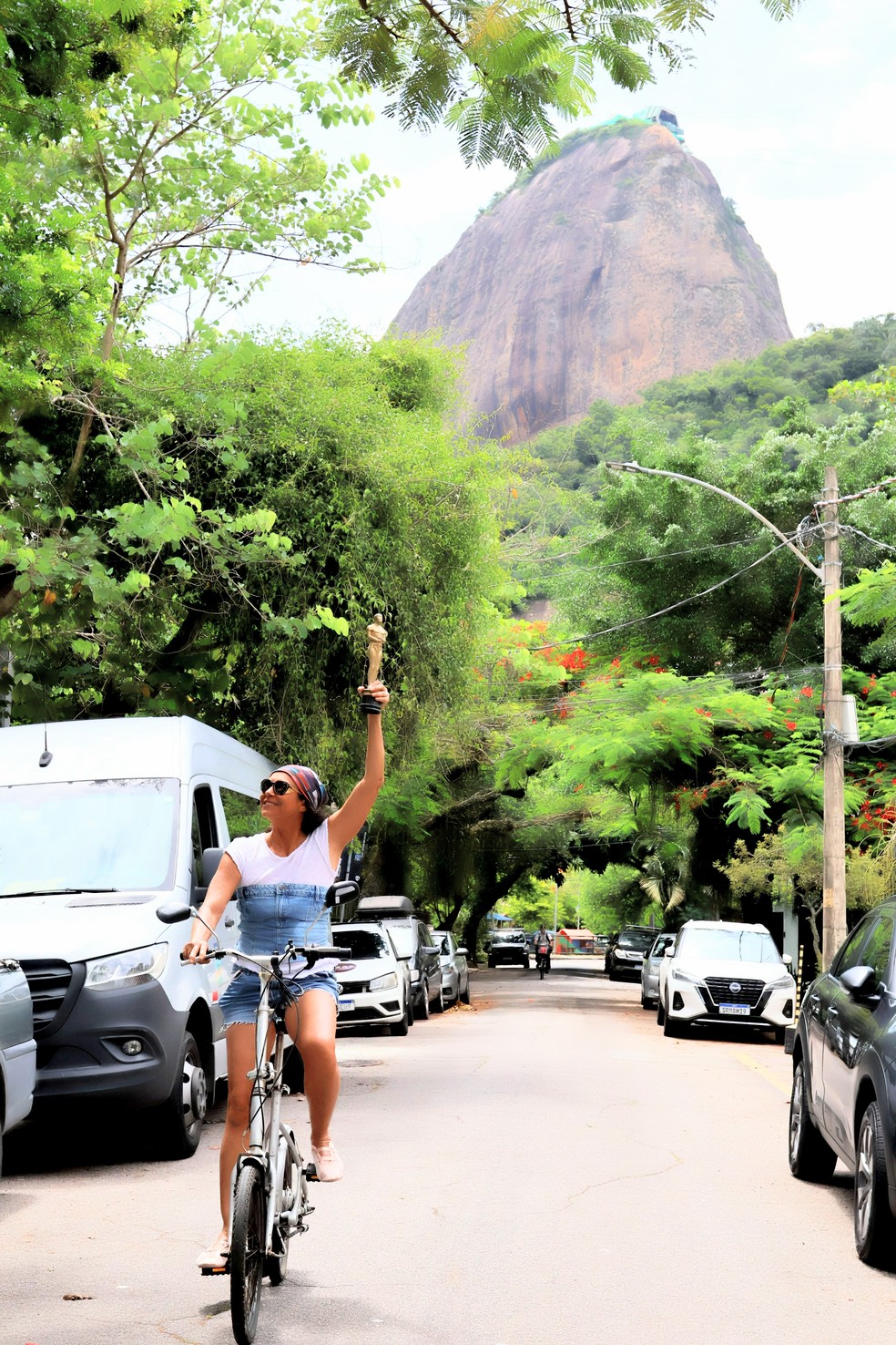 Giovanna Gold pedala até a casa do filme 'Ainda estou aqui' e exalta ...