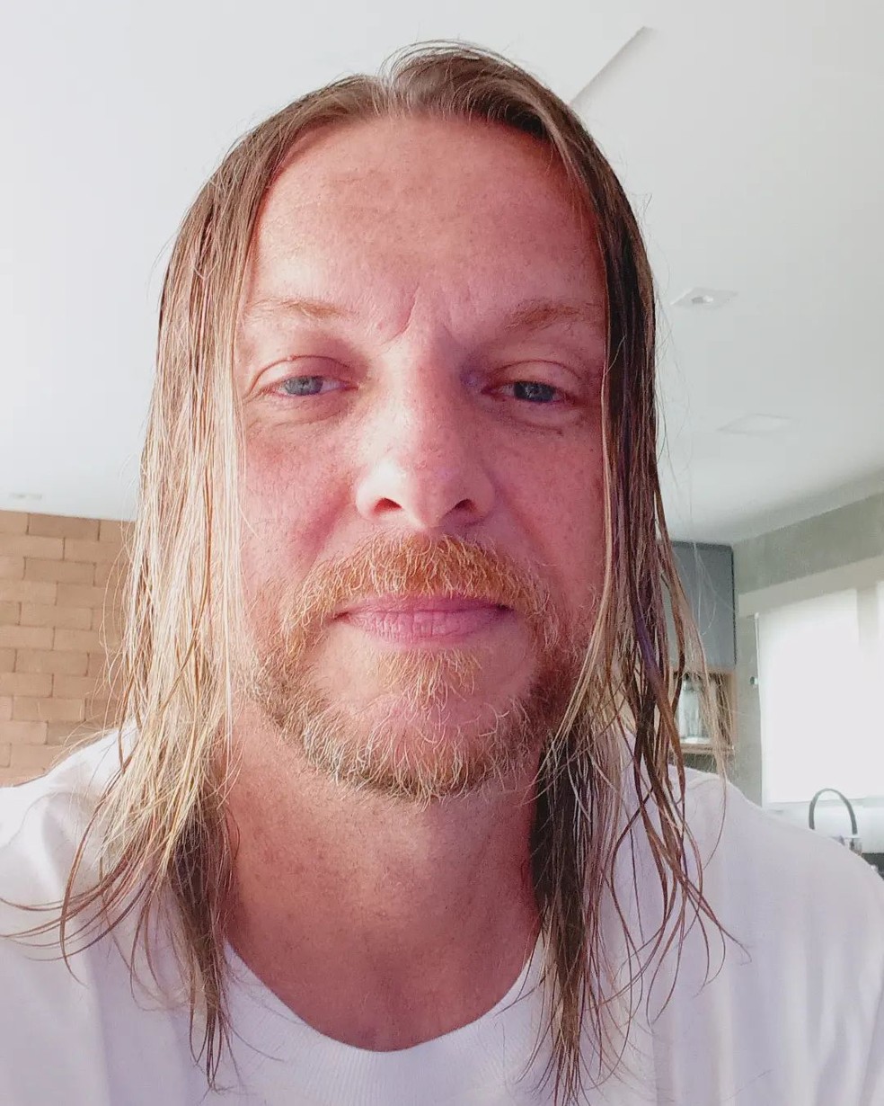 Aos 57 anos, Vinny, do hit 'Mexe a Cadeira', concilia música com ...