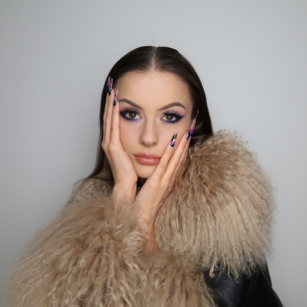 Influencer reaparece após quatro meses e revela que ficou em coma: 'Oi ...