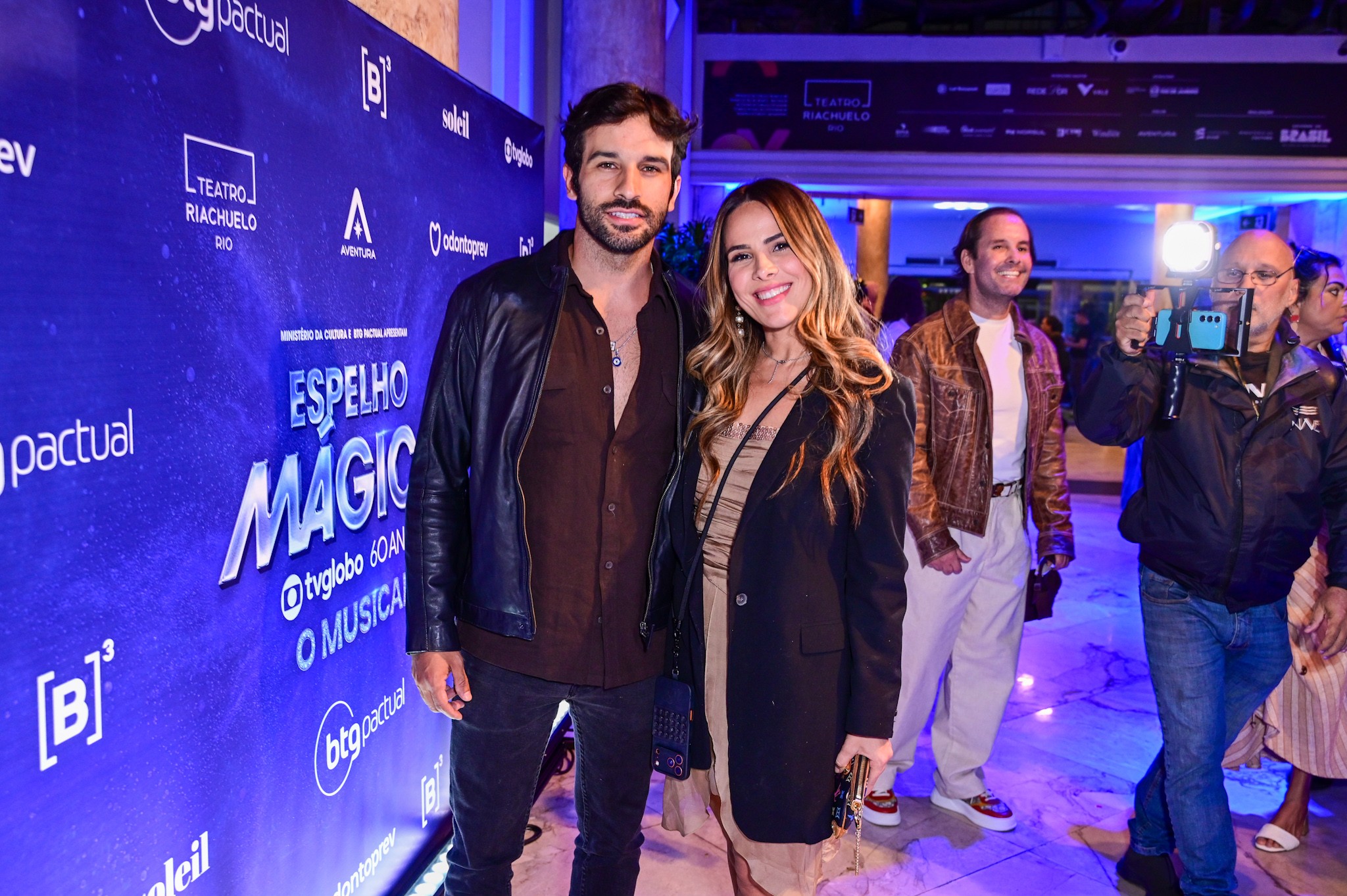 De mãos dadas, Wanessa Camargo e o namorado, Bruno Bevan, vão a musical