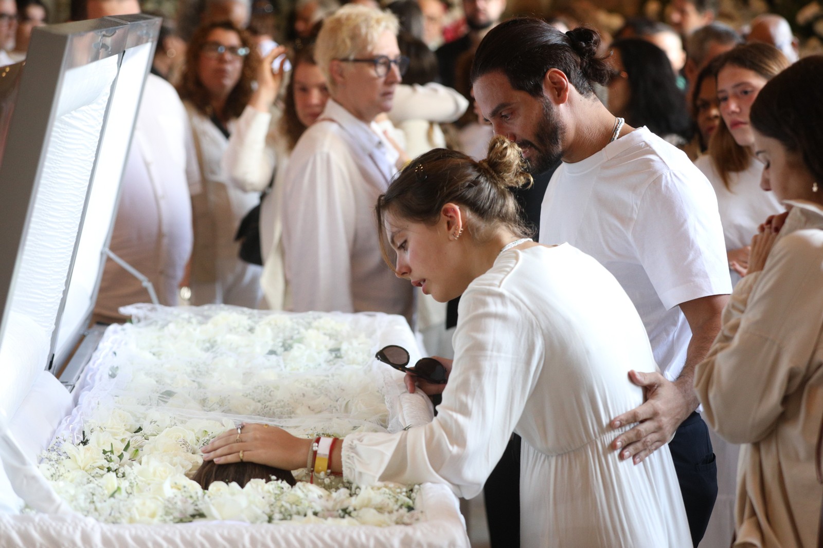 Maria Gil, irmã de Preta Gil, se emociona em velório de cantora