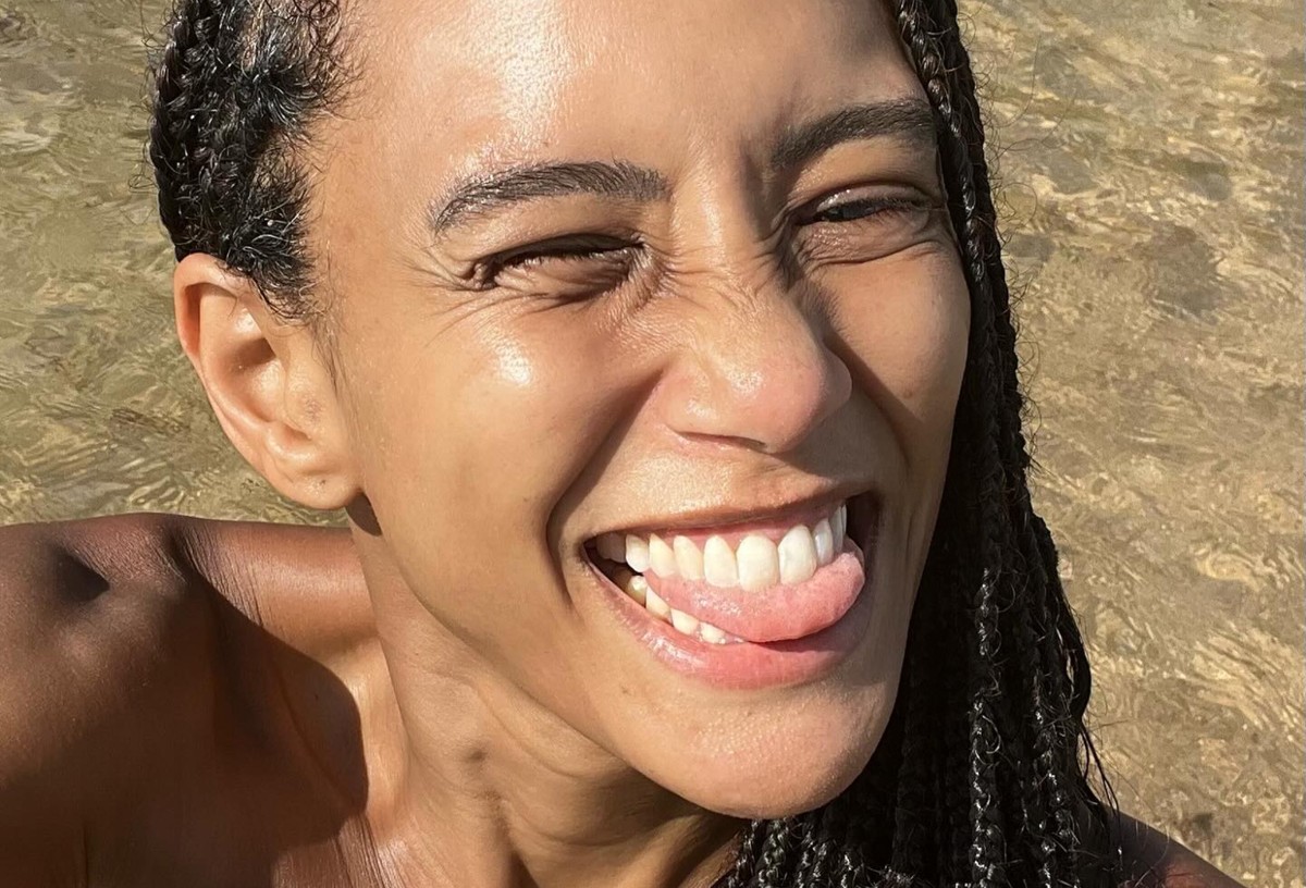 Taís Araújo se diverte em praia na Bahia com biquíni de oncinha