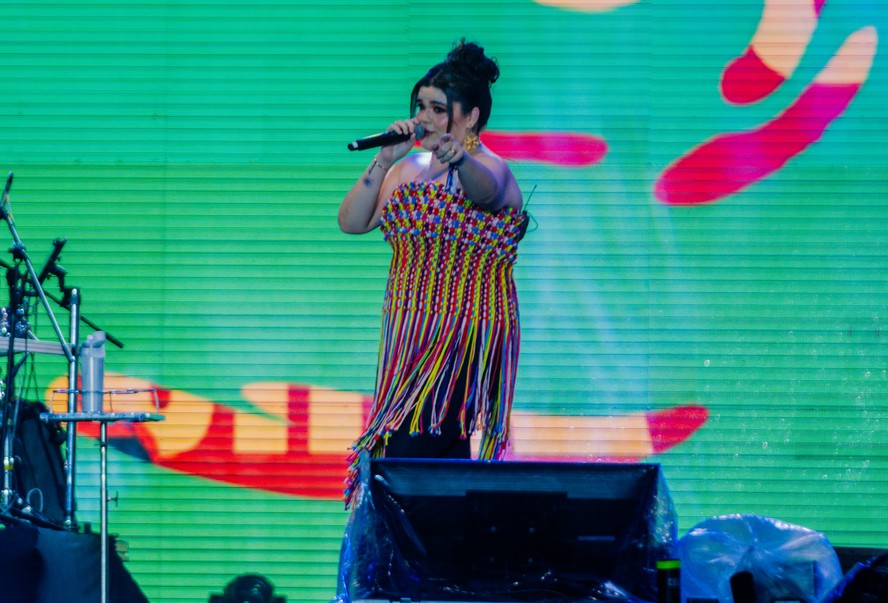 Laura Simões fala de clipe gravado com celular e ajuda da família ...