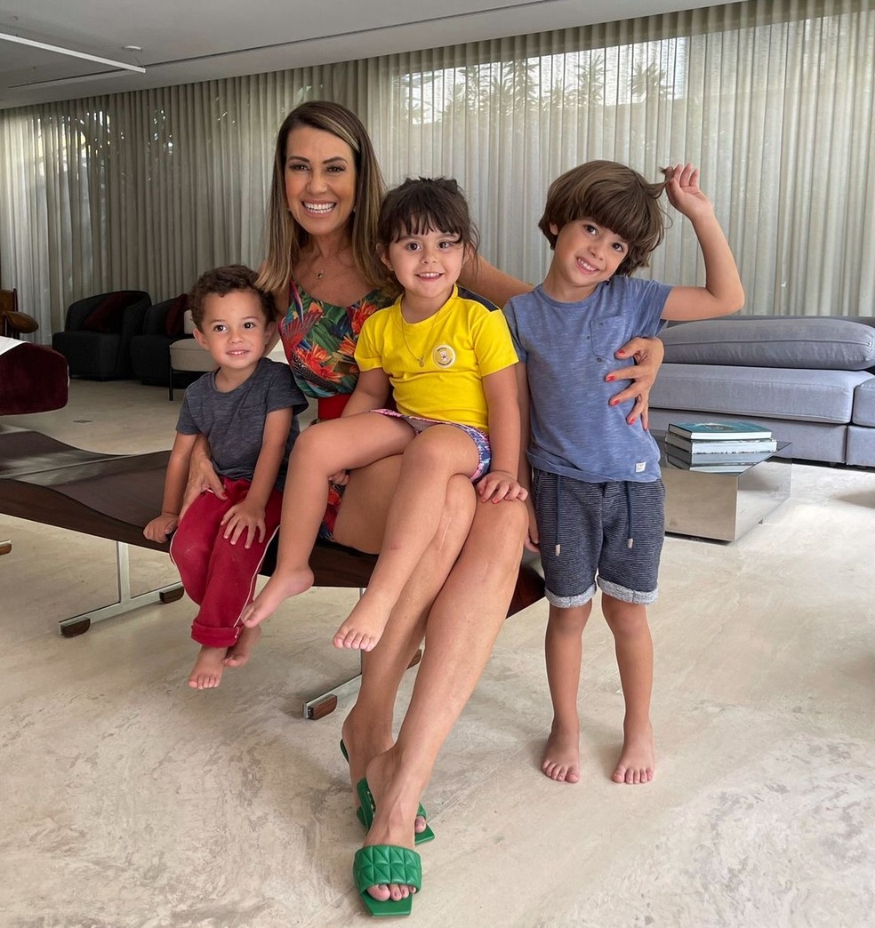 No Dia dos Avós, Solange Frazão fala sobre ser avó de 5 aos 62 anos: 'Me rejuvenesceu'