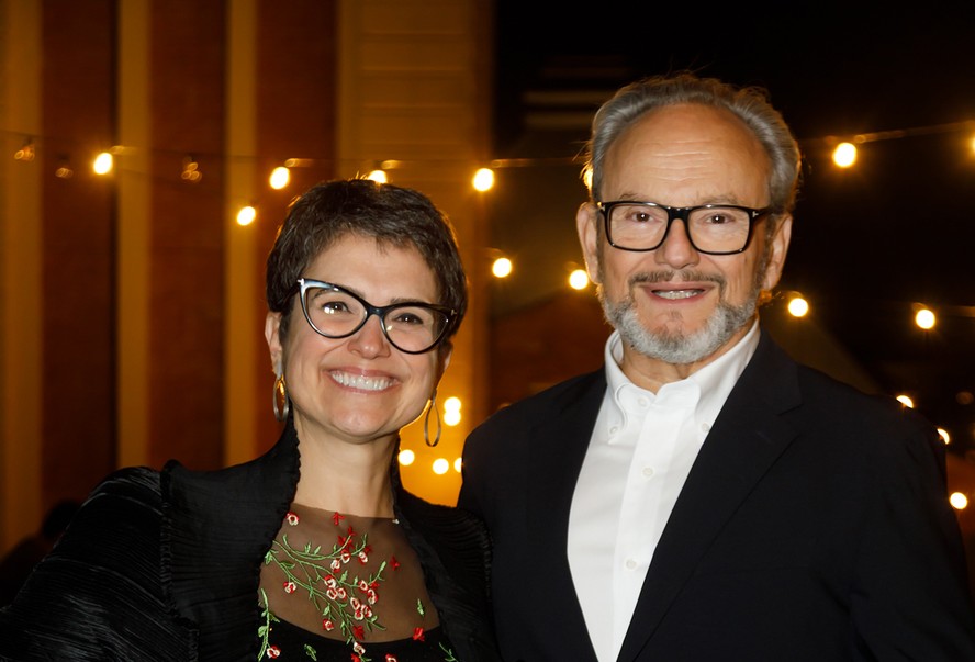 SPFW: Sandra Annenberg e Ernesto Paglia trocam beijos na semana de moda