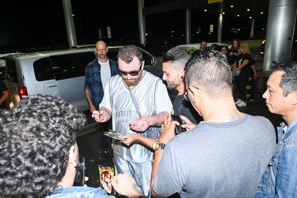 Após show no Lollapalooza, Sam Smith posa com fãs em aeroporto ao ...
