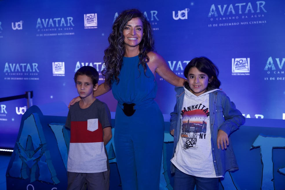 Aline Wirley e Igor Rickli trocam beijos em première de 'Avatar: O ...