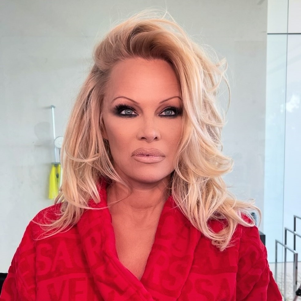 Pamela Anderson, adepta do look natural, volta a usar maquiagem para ...