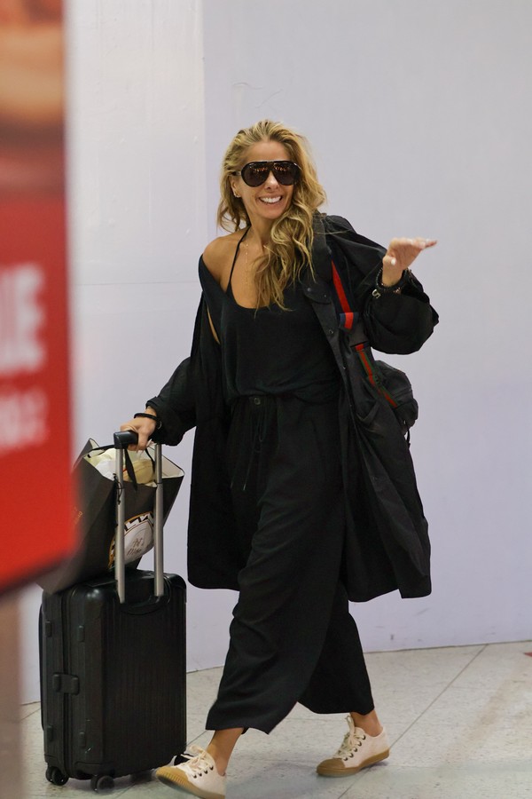 Sorridente, Adriane Galisteu é clicada ao embarcar com o marido em ...