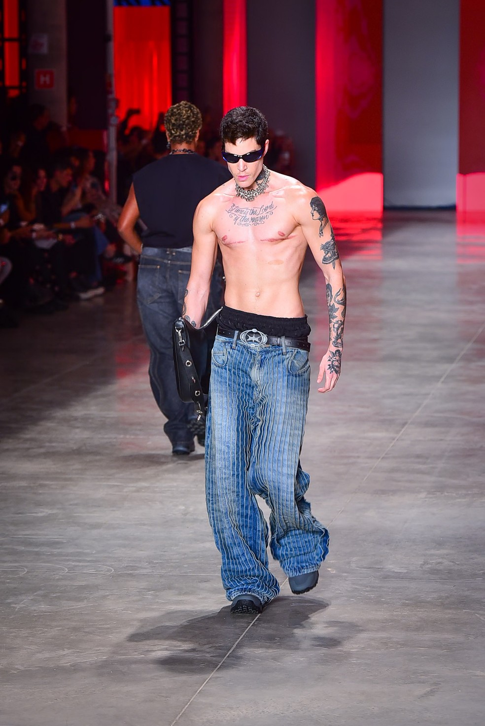 Sam Porto desfila sem camiseta e mostra corpo sarado na SPFW