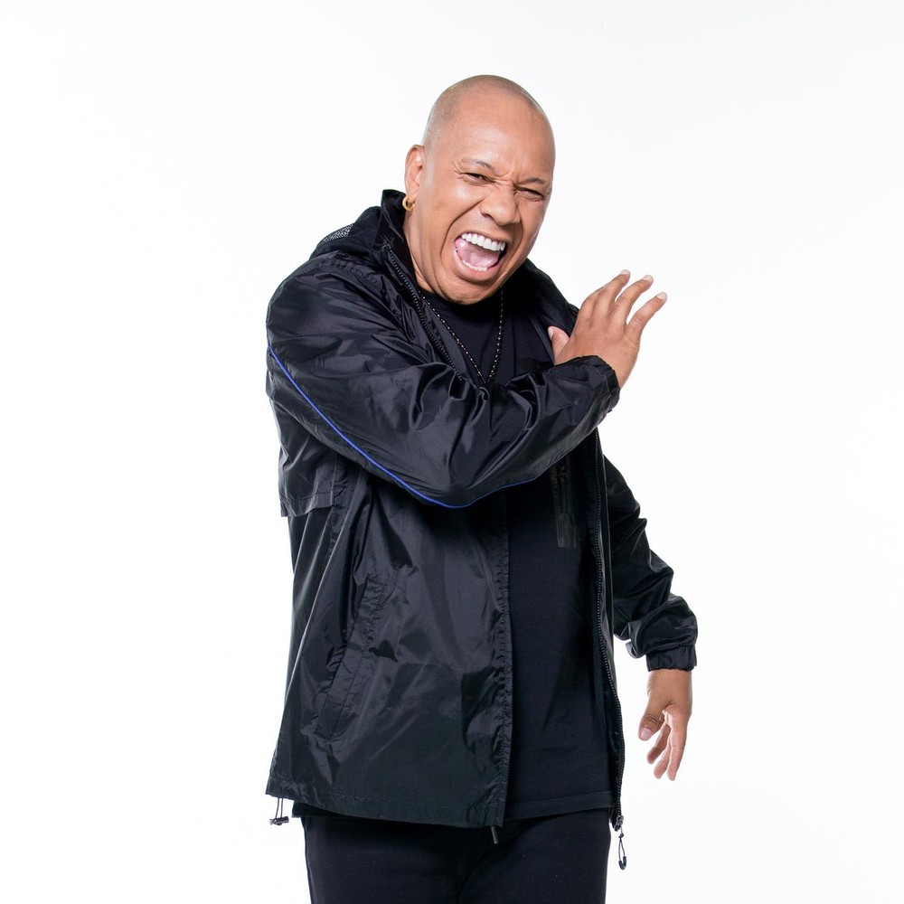 Anderson Leonardo, do grupo Molejo, apresenta melhora, mas pernamece ...