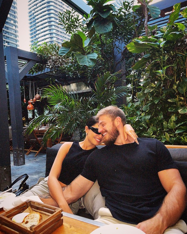 Juliette posta álbum de fotos, e mostra momento de chamego com namorado