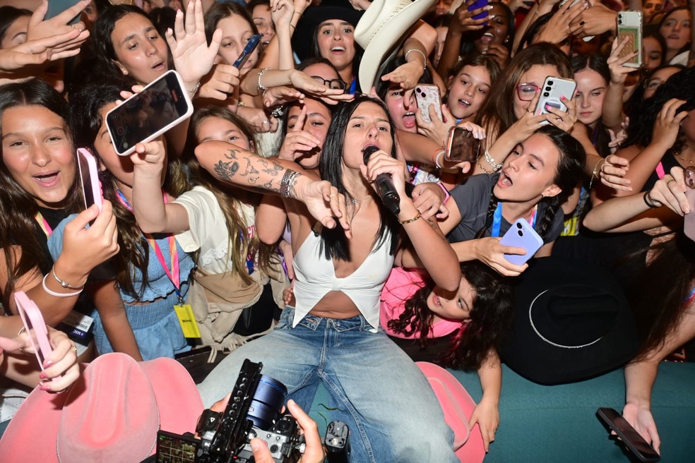 Ana Castela embarca em navio para seu cruzeiro e se joga no público ...