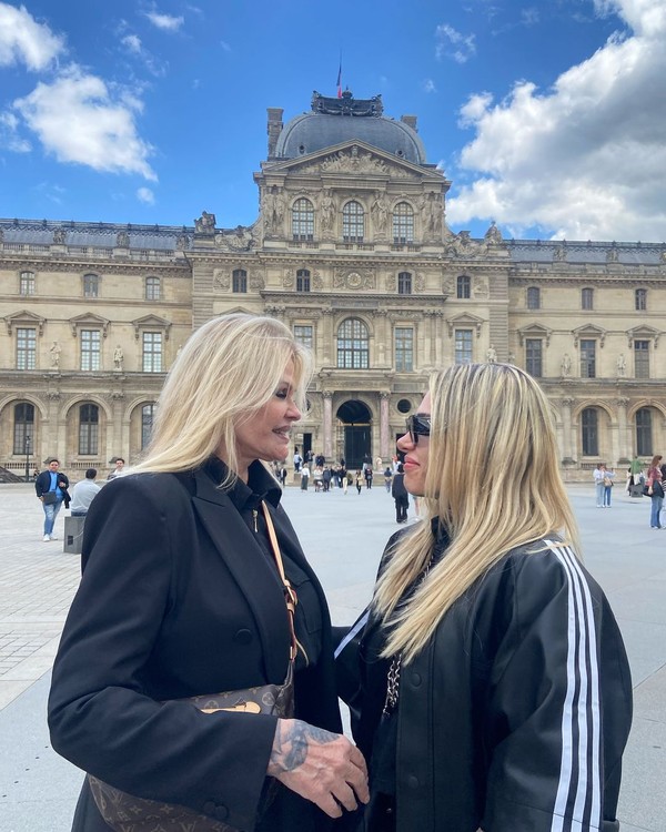 Monique Evans e Cacá Werneck continuam lua de mel em Paris com beijo ...