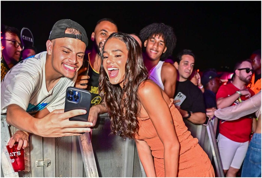 Bruna Marquezine posa com fãs em show de Anitta