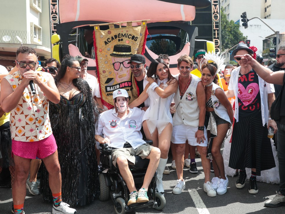 Marcelo Rubens Paiva curte bloco em SP com máscara de Fernanda Torres ...