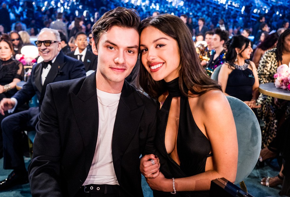 No Grammy, Olivia Rodrigo faz aparição rara com o namorado, Louis Partridge