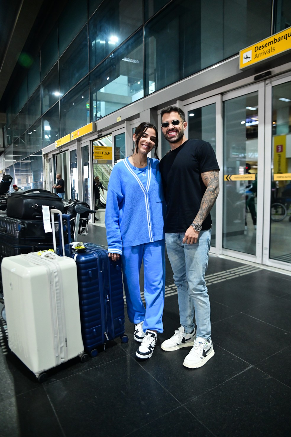 Key Alves troca beijos apaixonados ao reencontrar namorado no Brasil; fotos
