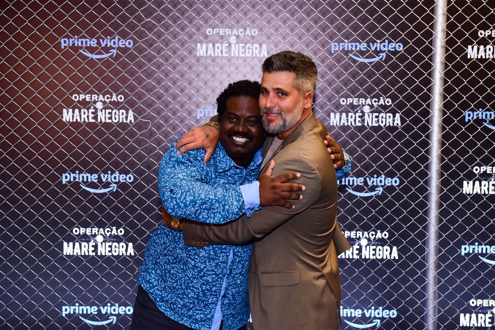 Giovanna Ewbank estreia novo visual com franja em première com Bruno Gagliasso