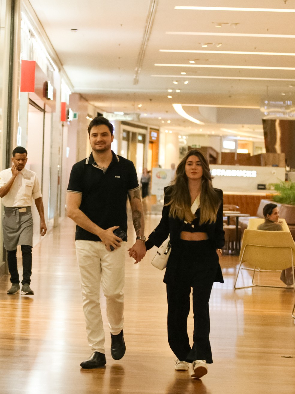 Felipe Neto passeia de mãos dadas com namorada por shopping no Rio