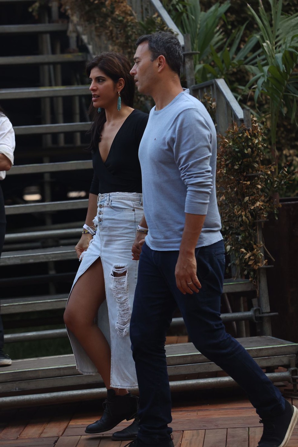 Discretos, Andréia Sadi e André Rizek curtem show agarradinhos