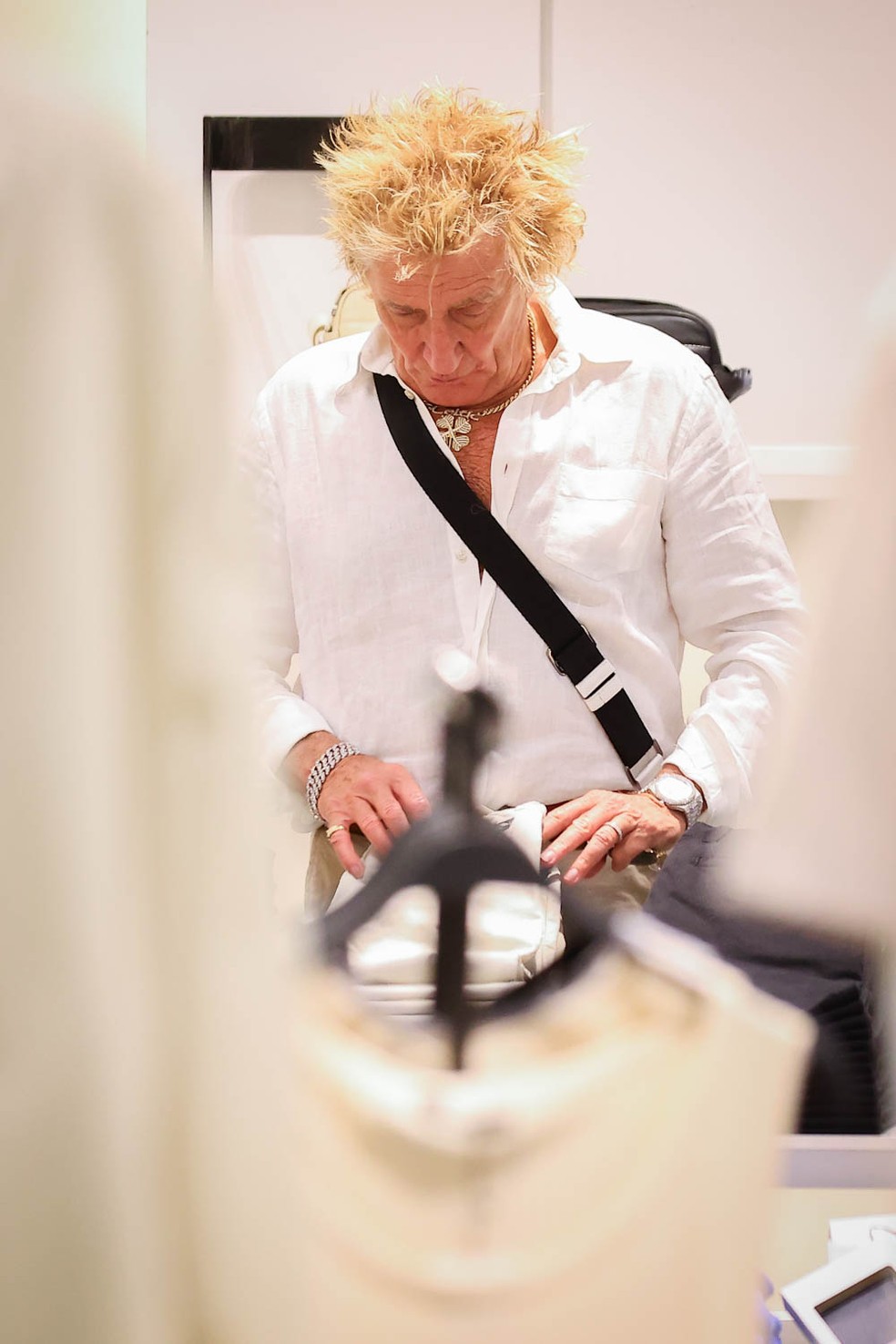 Rod Stewart passeia em shopping de São Paulo antes de show