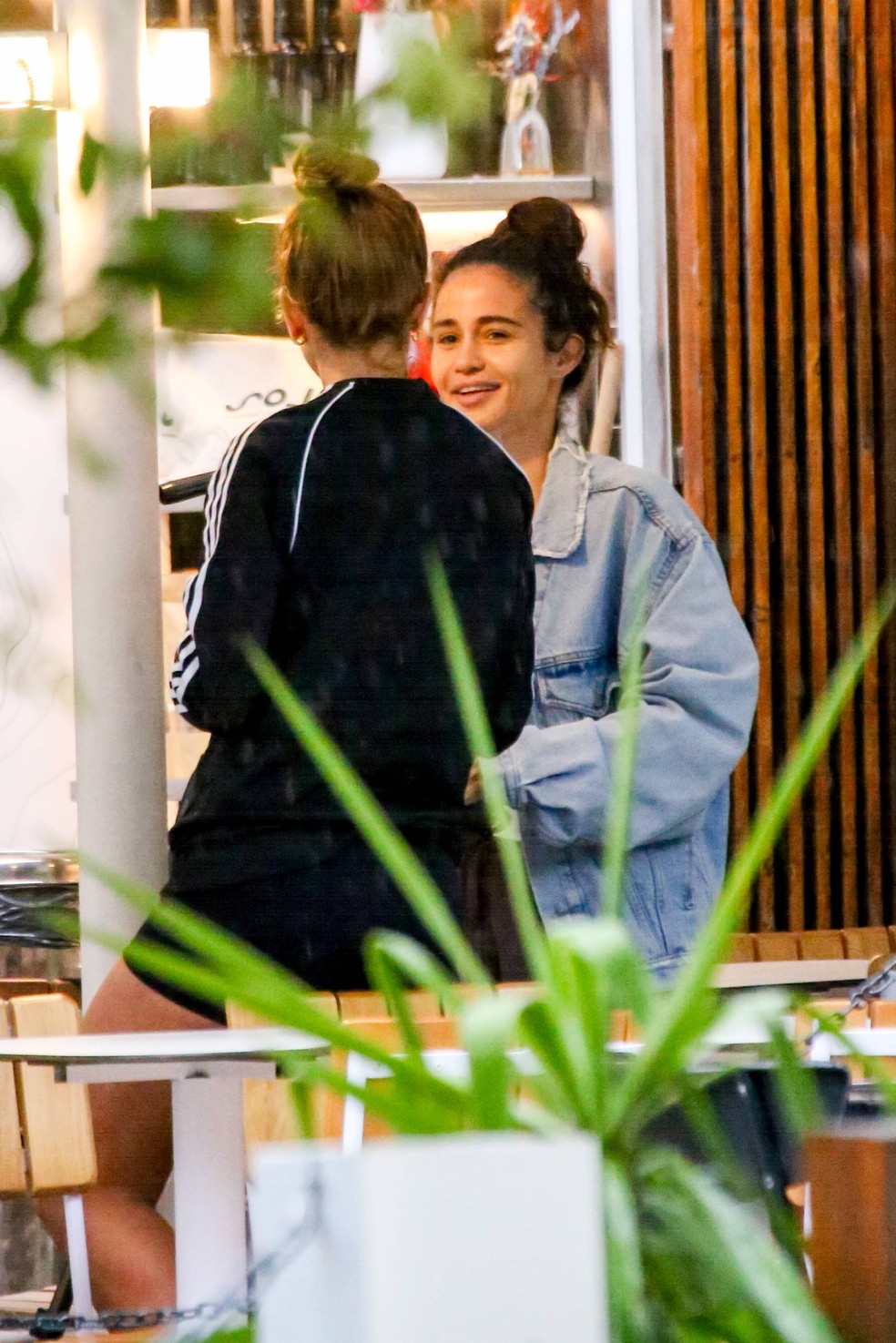 Nanda Costa é vista em restaurante com Emilie Rey no Rio de Janeiro em ...
