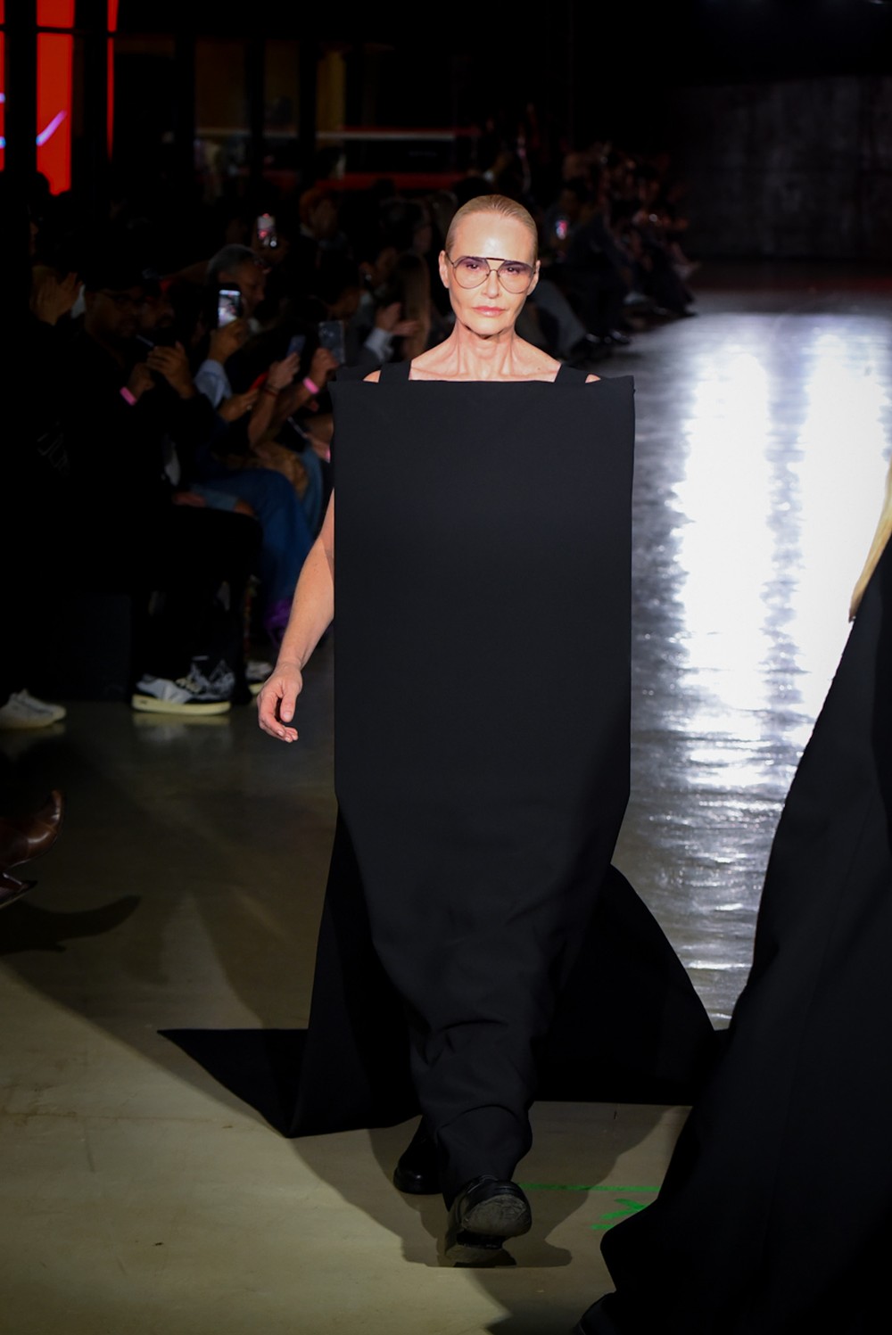Musa dos anos 1990, Claudia Liz volta às passarelas em desfile em SP ...