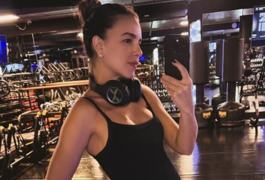Mariana Rios exibe barriguinha de grávida em look fitness