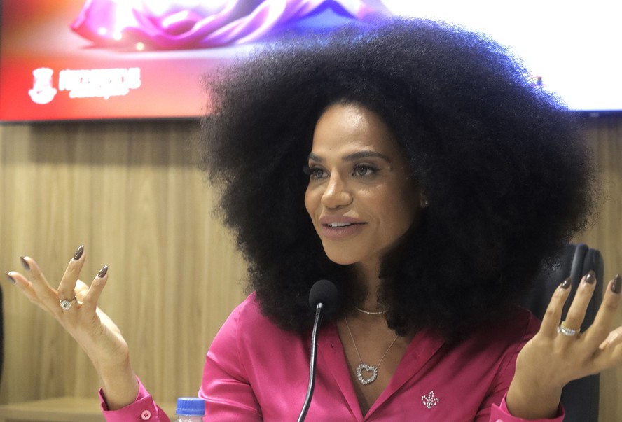 Musa do Carnaval participa de evento em defesa à comunidade LGBT+ no Rio