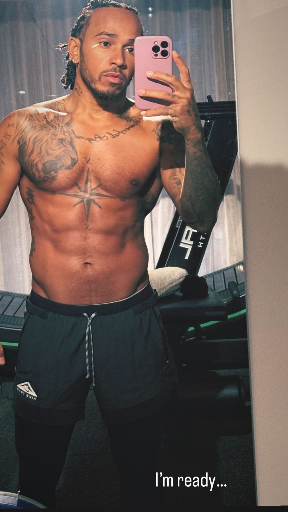 Sem camiseta, Lewis Hamilton mostra tanquinho e tatuagens em selfie