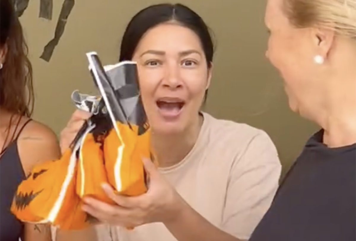 Simaria se empolga ao pegar doces no Halloween com os filhos: 'Falei que ia arrasar'