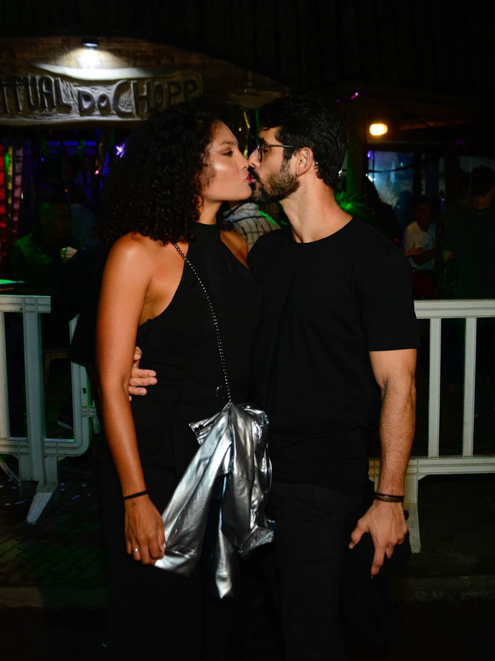 Barbara Reis, a vilã Débora 'Todas as Flores', troca beijos com o noivo