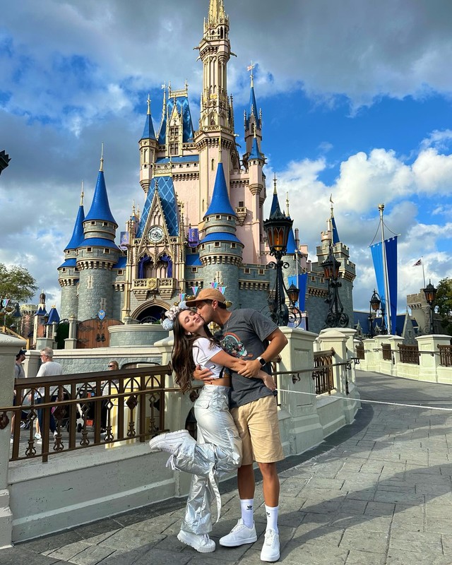 Larissa Manoela posa com o marido, André Luiz Frambach, na Disney: 'O ...