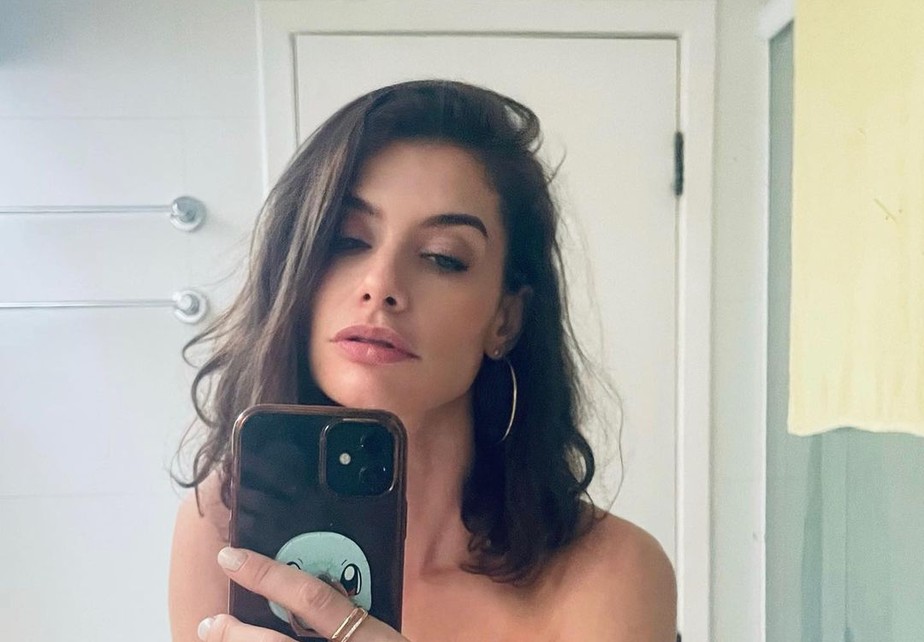 Alinne Moraes sensualiza em selfie no espelho